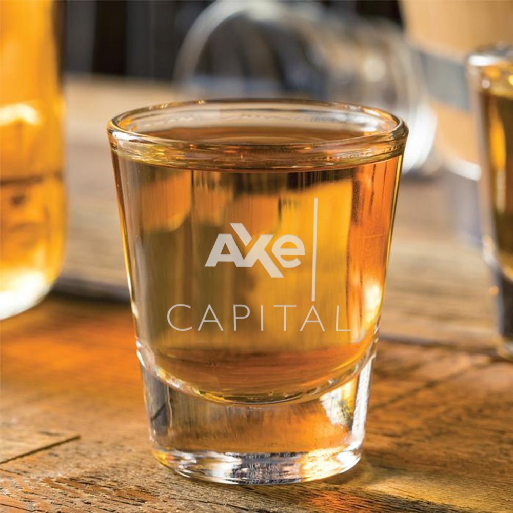 Billions Axtkapital Logo Lasergravierter Schnapsglas – Paramount Shop